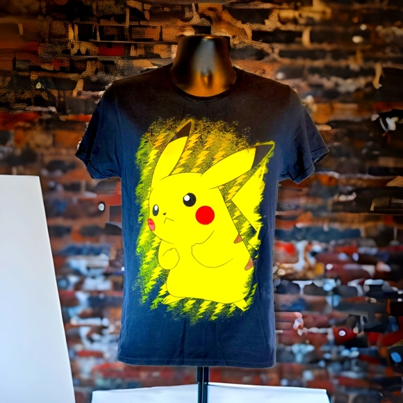Erstaunlich Pikachu T Shirt Bild